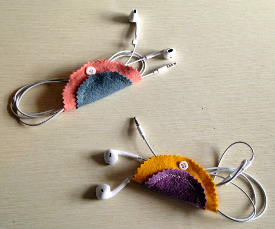 20 Easy DIY Earbud Holder Ideas (Step by Step)