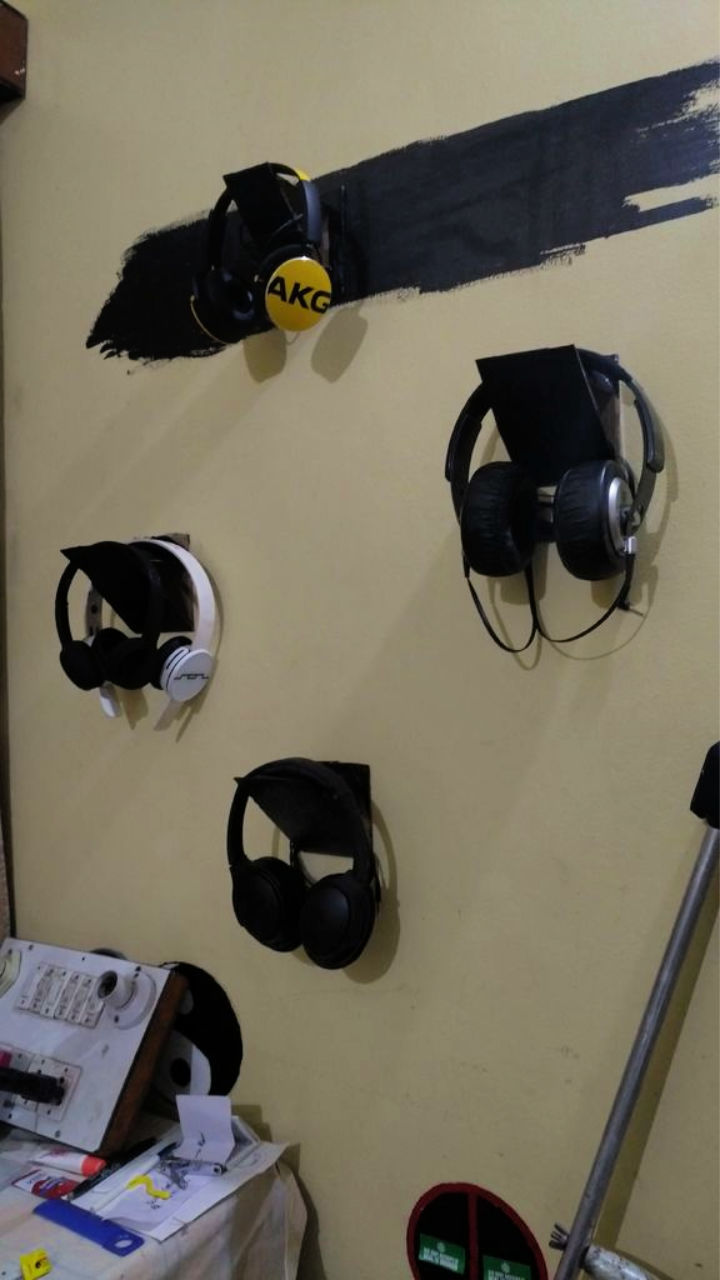 15 Easy DIY Headphone Stand Ideas (How to Make)