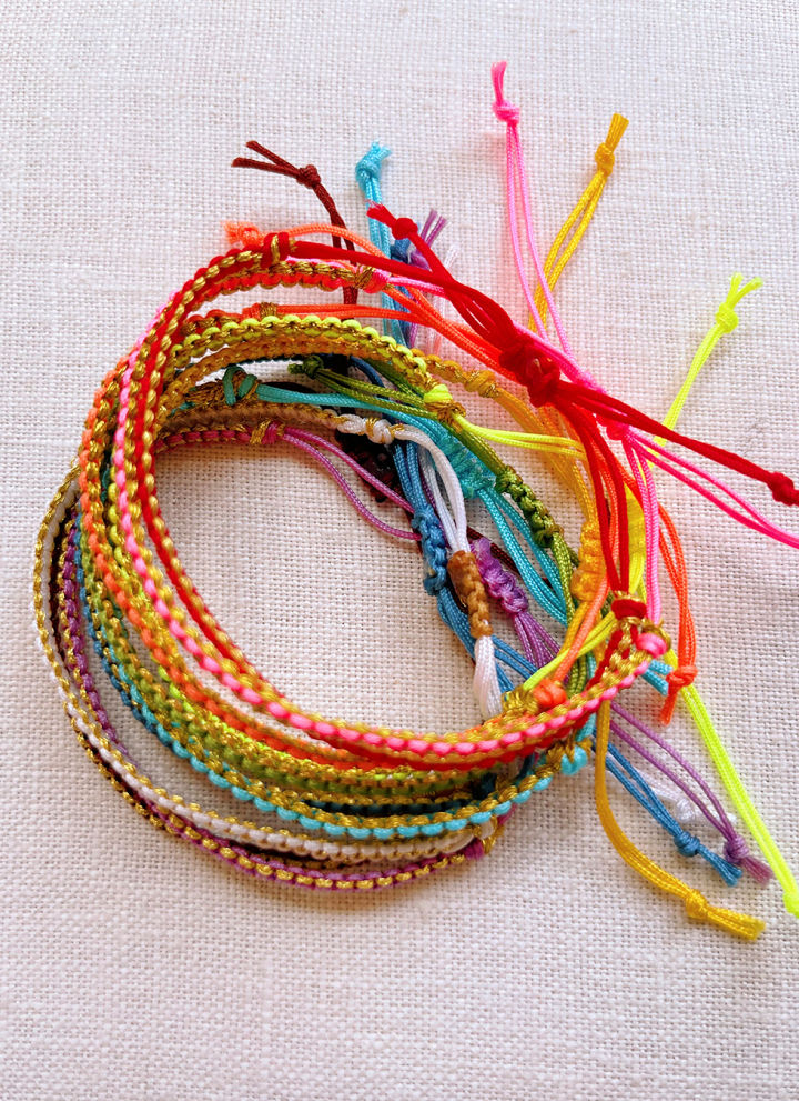 How to Make a Macrame Bracelet (15 Free Patterns)