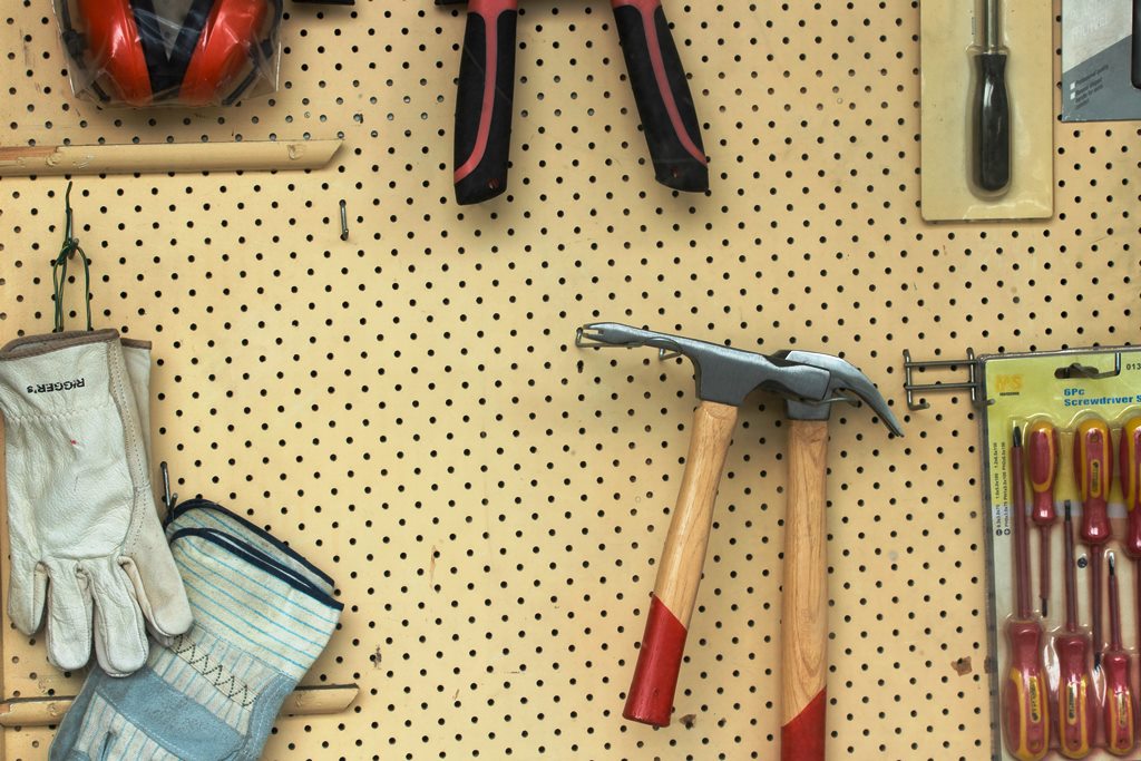 An Essential List of Craft Tools for Making Easy DIYs