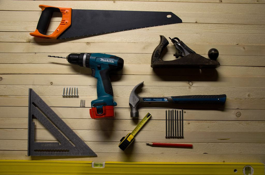 An Essential List of Craft Tools for Making Easy DIYs
